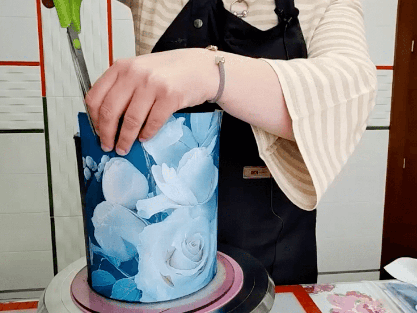 How to use Sugar Paper in cakes with various types of covering - Video ...