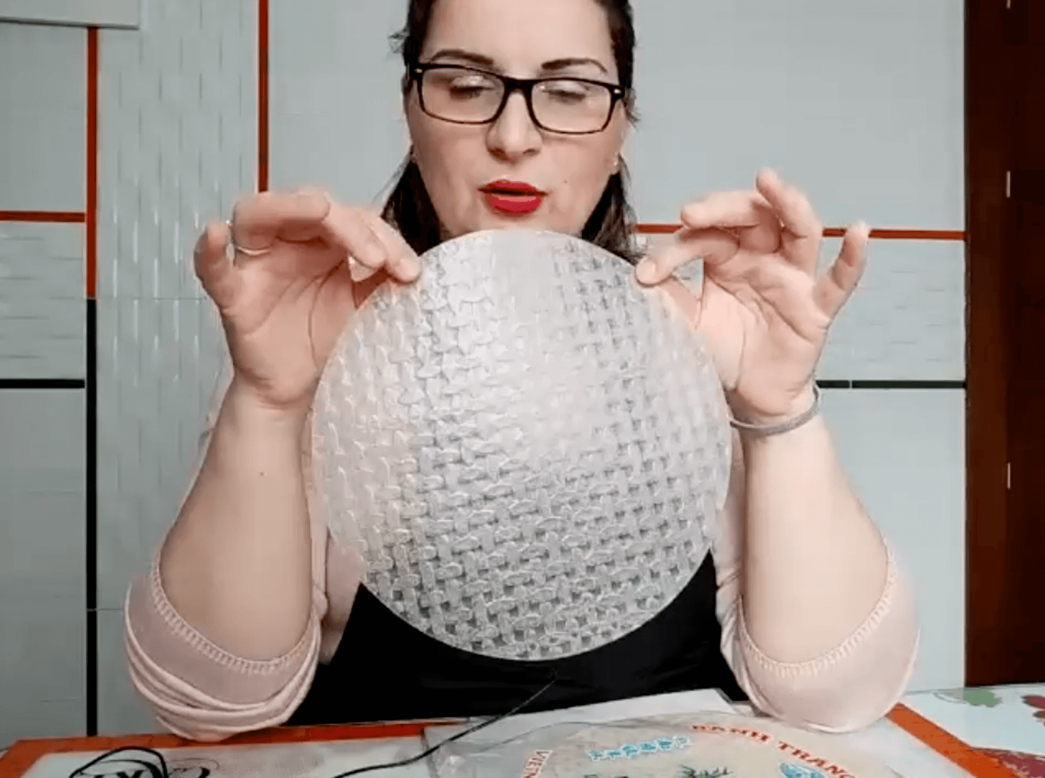 How to use Sugar Paper in cakes with various types of covering - Video ...