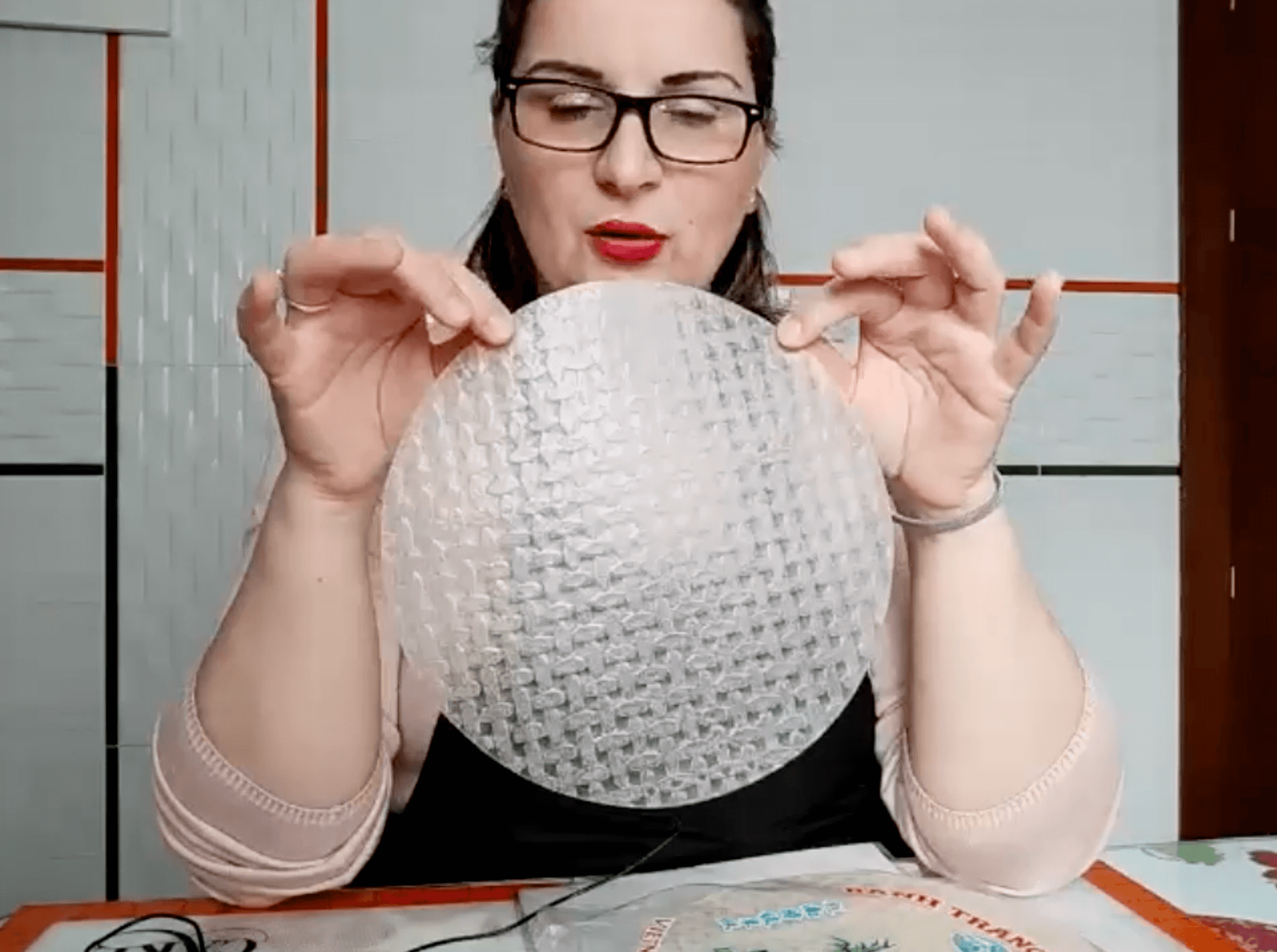 How to use Sugar Paper in cakes with various types of covering - Video ...