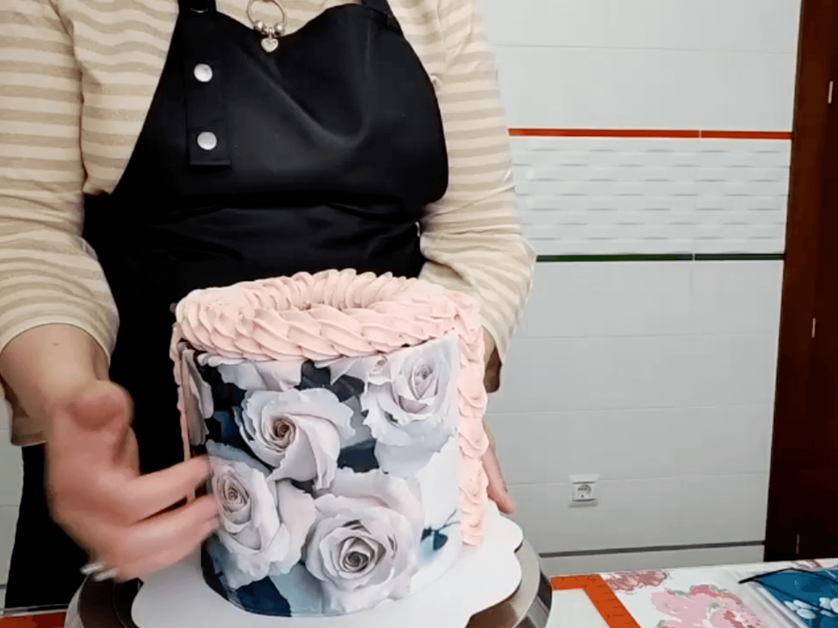 How to use Sugar Paper in cakes with various types of covering - Video ...